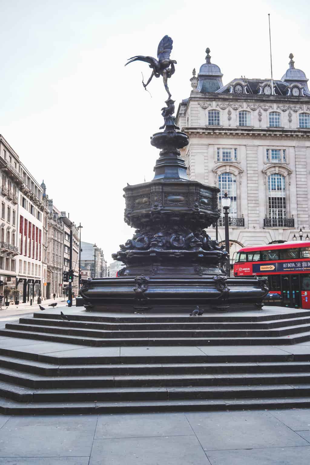 London Without People: 20 Photos Of Empty London Streets & Landmarks